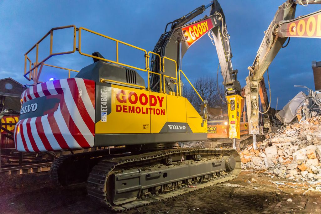 No Reino Unido, a MH Equipment fornece à Goody Demolition os ...