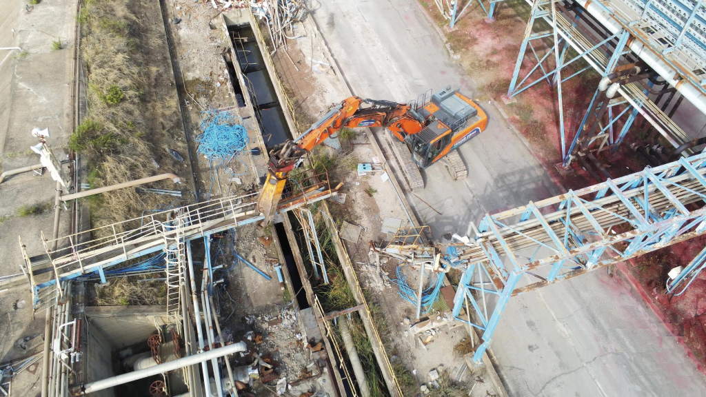 Two Indeco shears for decommissioning the former Enel plant in Piombino ...